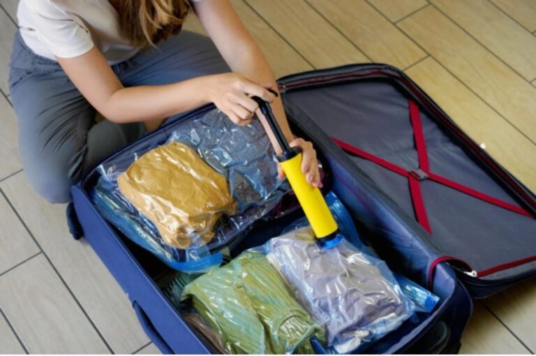 Tips and Trick Packing Baju di Koper - Saga Movers